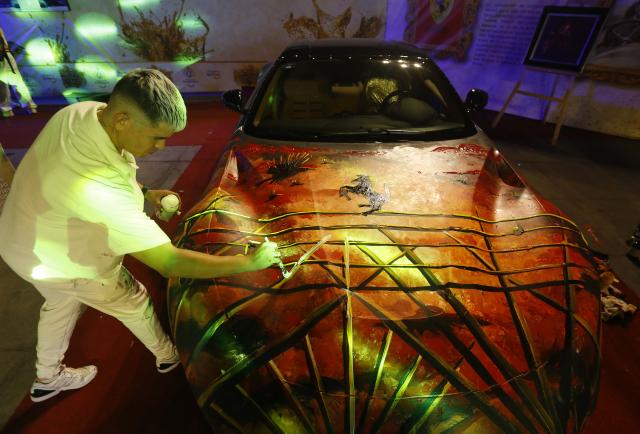 Automóviles Ferrari se convierten en obras de arte en una exhibición