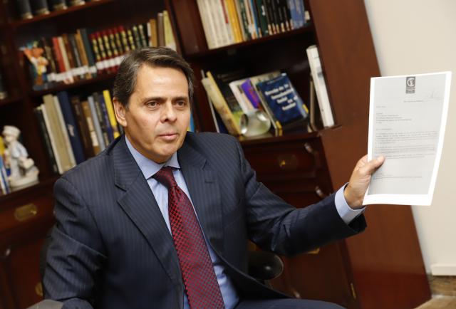 El exgeneral Víctor Araus anuncia su precandidatura presidencial para 2025