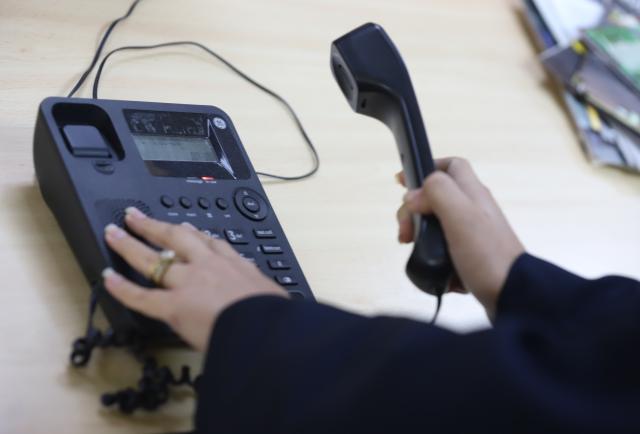 Los teléfonos convencionales, sin tono, se han convertido en un adorno ...