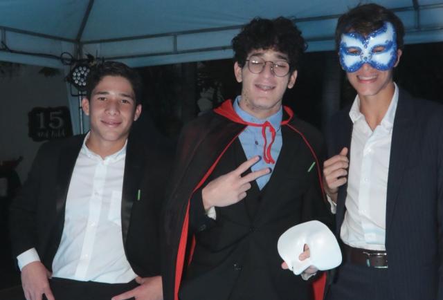 Máscaras y diversión por Alejandro Loor