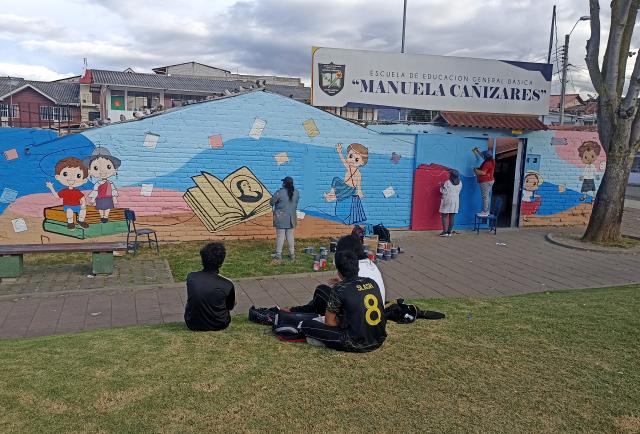 Tres mujeres suman una nueva obra a la ruta de los murales en Cuenca