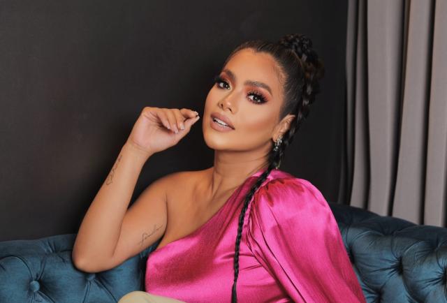 Dora West: “Lo único que tengo en común con la palabra diva es la letra d”