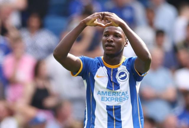 Moisés no llora, Moisés factura