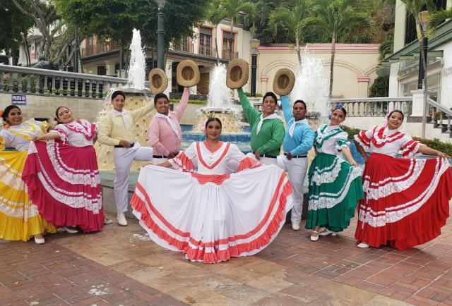 Al paso del folclor montuvio, rinden homenaje en Guayaquil
