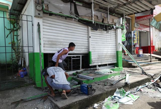 'Vacunadores' colocan un artefacto explosivo en una farmacia de Guayaquil