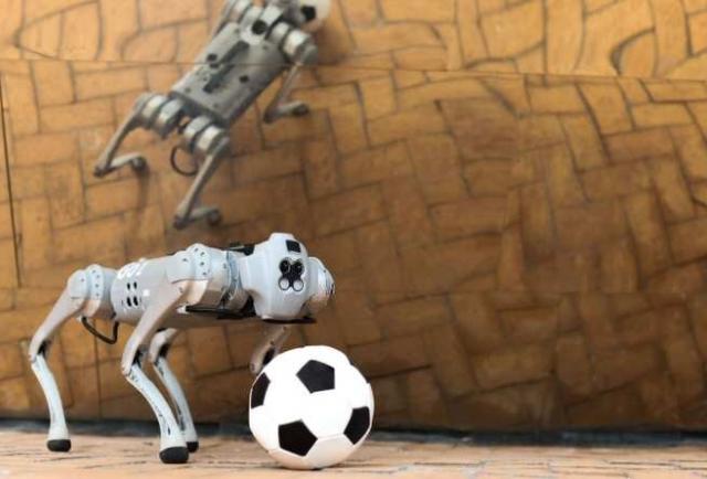 Un robot al que se enseña a jugar al fútbol