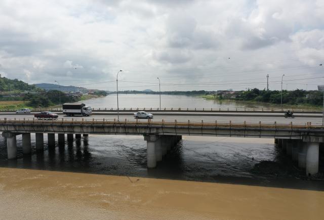 El paso que une a Guayaquil y Daule, con sus bases carcomidas