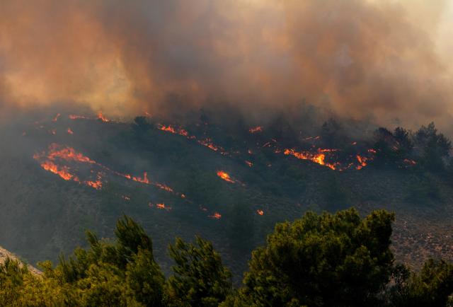 El incendio en Grecia sigue fuera de control y se hacen las evacuaciones