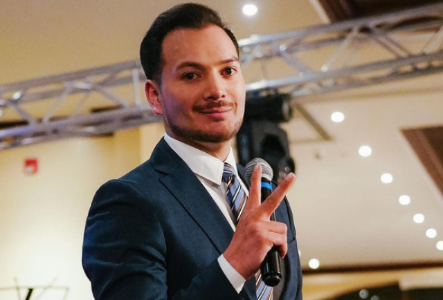 Willmer Prado, el presentador que conquista las redes sociales en Cuenca