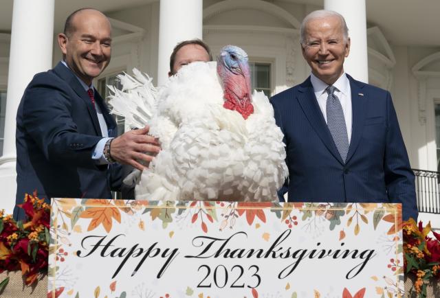 Biden celebra su cumpleaños indultando a dos pavos de Acción de Gracias