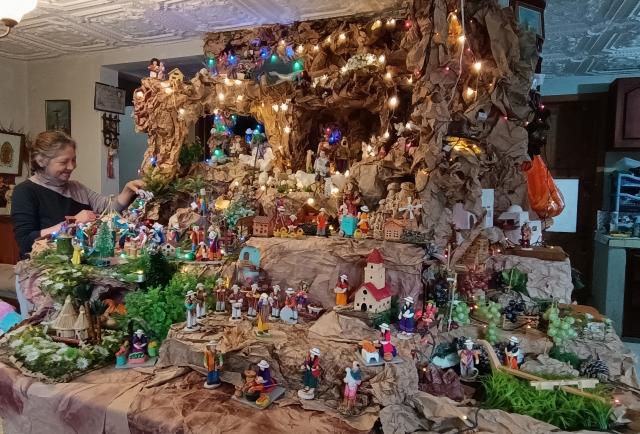 Las familias cuencanas y la tradición de los pesebres navideños