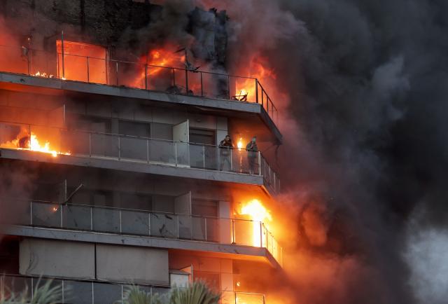 Incendio devora un edificio de viviendas de 14 pisos en ciudad española de Valencia