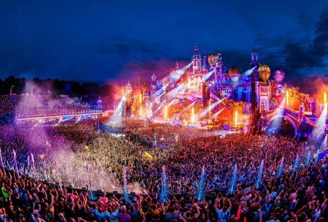 Tomorrowland recibe multa millonaria por usar vasos desechables