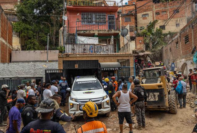 Suben a ocho los muertos por derrumbe en la mayor favela de Venezuela