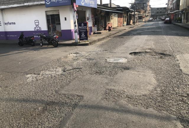 El reto de esquivar históricos baches en las vías de Barrio Lindo, en ...