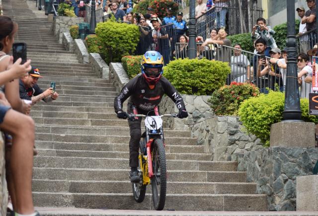 Emoción y adrenalina en el Downhill del Cerro en Guayaquil