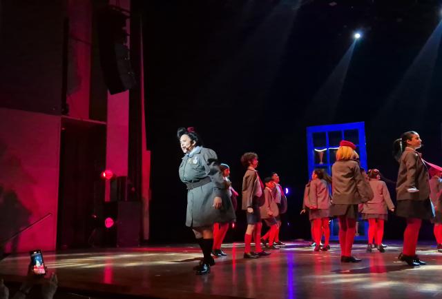 La Mofle debuta como Tronchatoro en el musical Matilda en Guayaquil