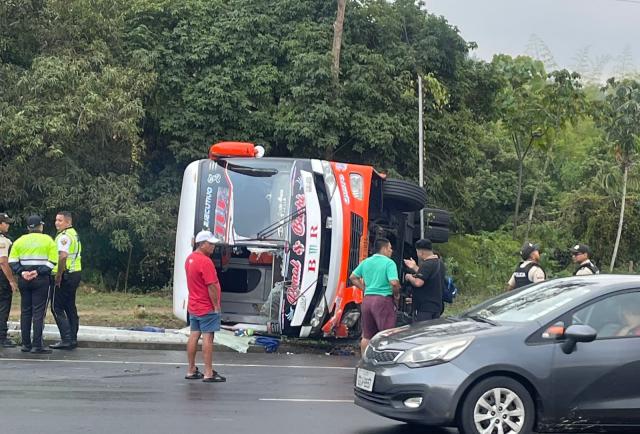 Accidente de bus interprovincial en Manabí deja dos muertos y 15 heridos