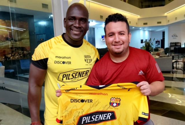 Barcelona: Los hinchas hacen de todo por un autógrafo