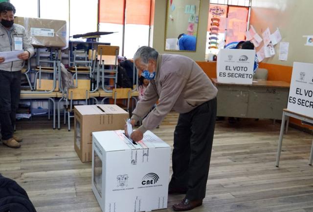 ¿Qué es el voto facultativo y quiénes pueden ejercerlo en Ecuador?