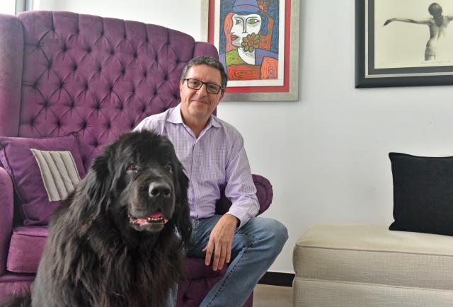 Espías, asesinatos y nazis; Óscar Vela crea un thriller digno del cine