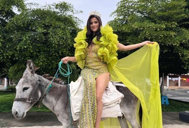 Elba González llega en burro a votar: Esto la motivó