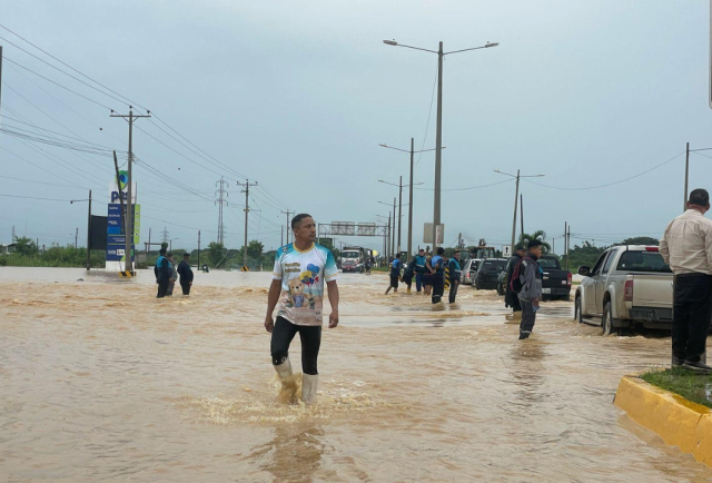 Vía Machala - Santa Rosa bloqueada por desbordamiento del río