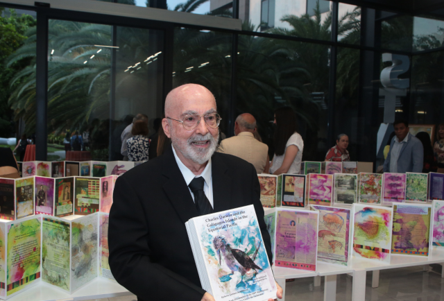 Roberto Jiménez Santistevan lanza libro sobre Darwin y a las Galápagos