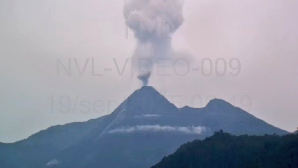 Volcán Reventador expulsa ceniza y mantiene alerta en Ecuador