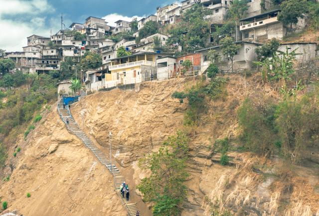 Talud en Mapasingue en Guayaquil recibe obras de contención para evitar ...
