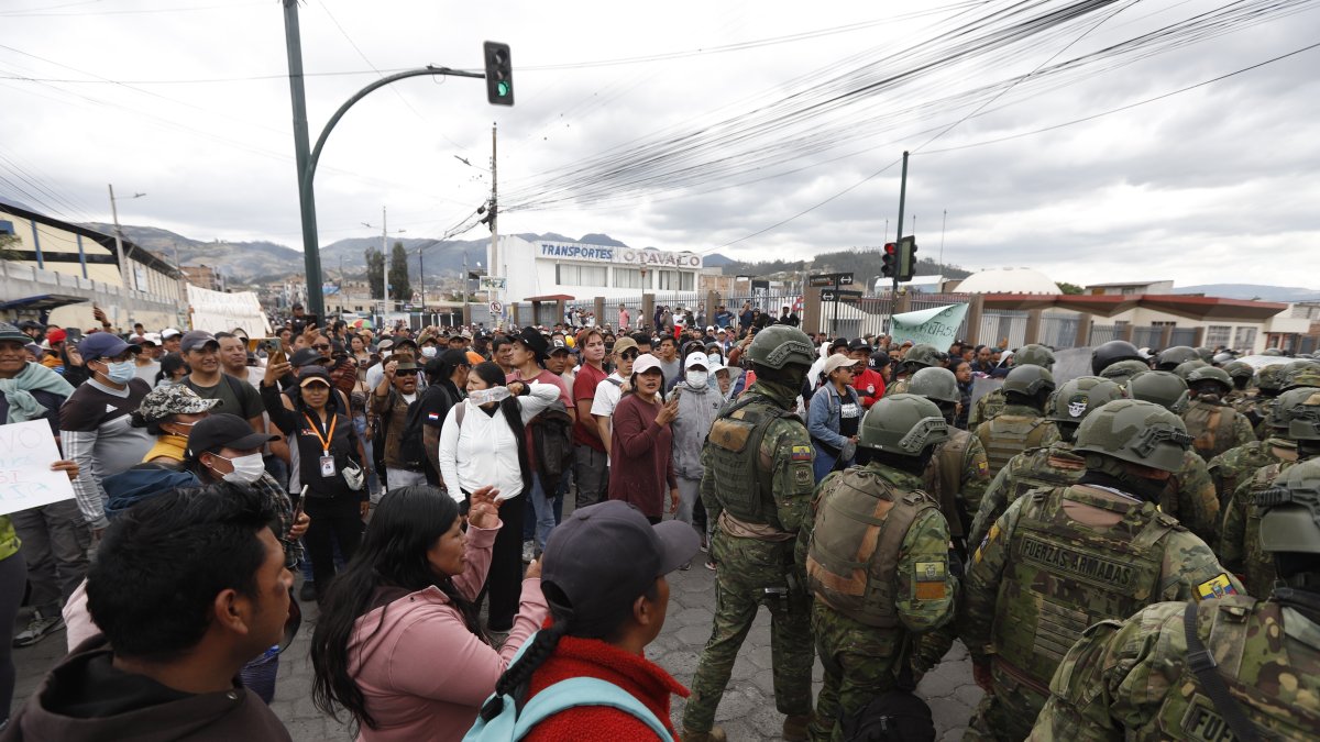 Carchi pierde cada día 2 millones de dólares por el cierre de las vías ...