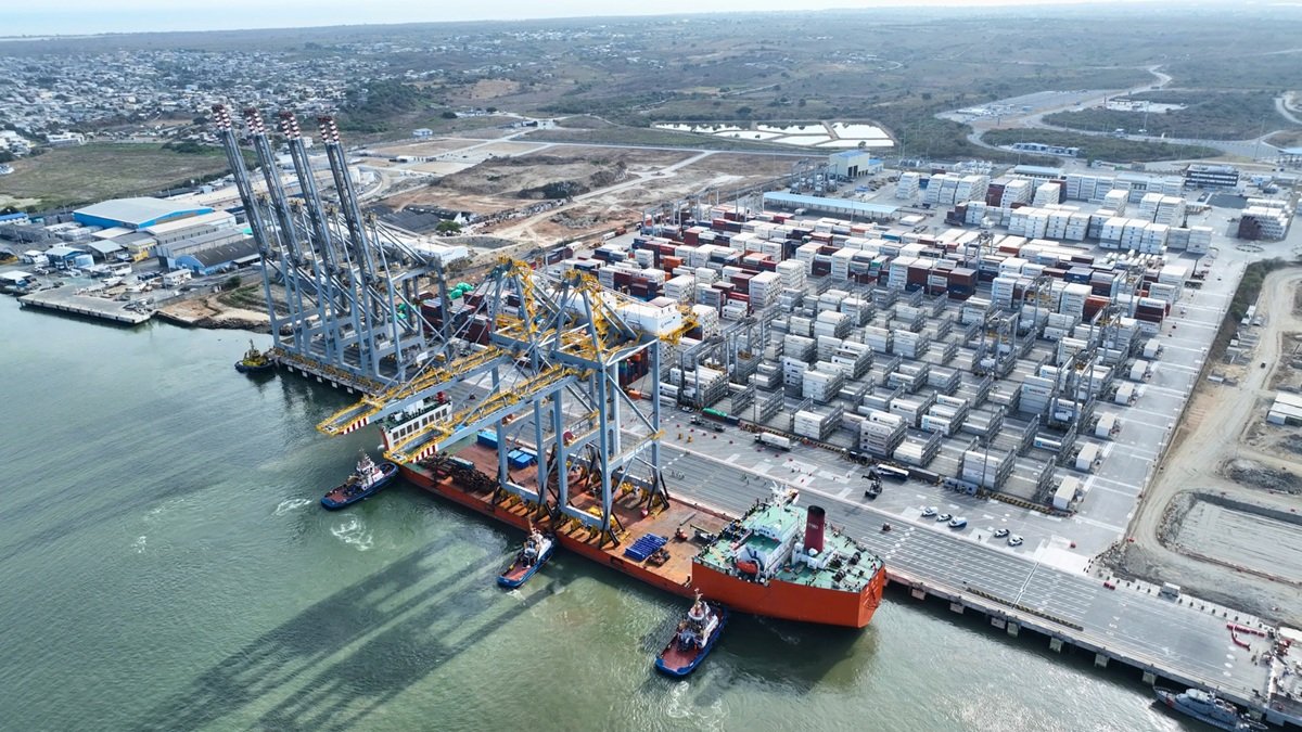 El puerto de Posorja incorpora dos nuevas grúas con mayor alcance operativo