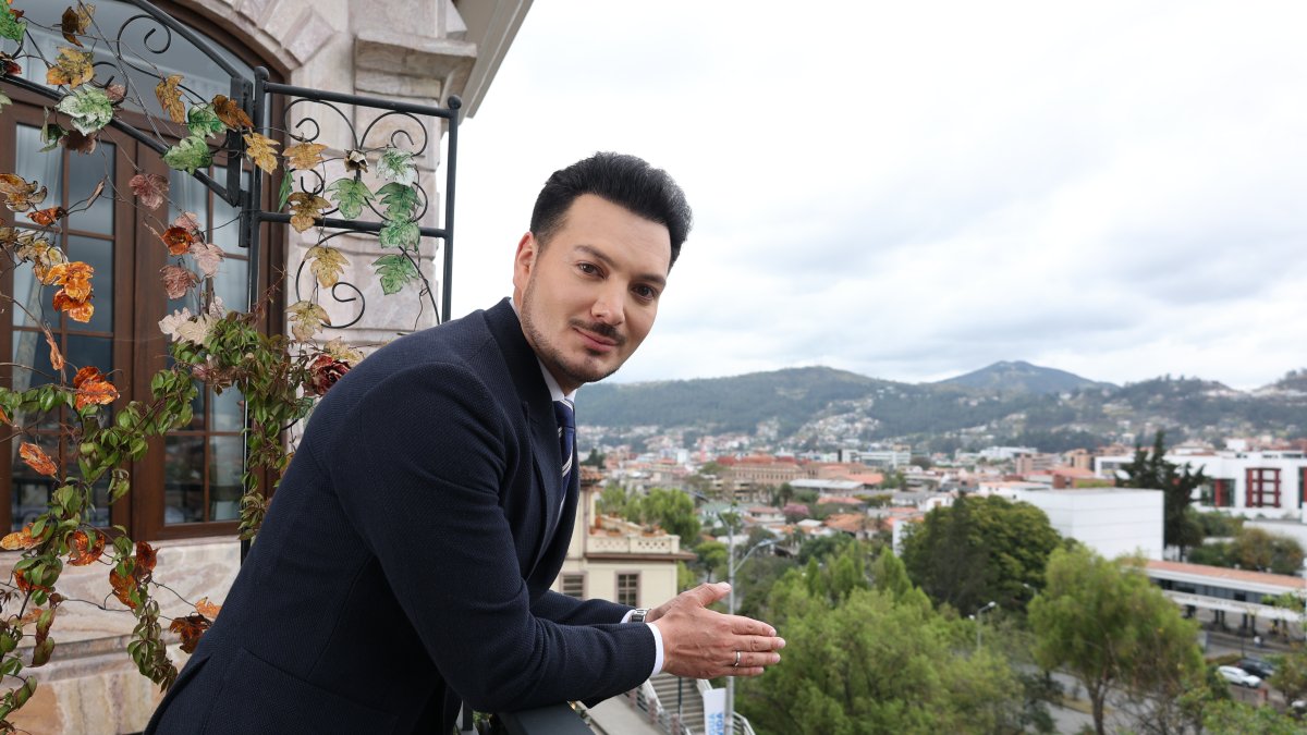 Wilo Prado: el periodista cuencano que conquista TikTok con las noticias