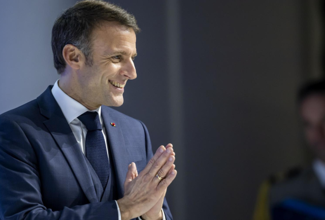 ¿Por qué Macron usa gafas de sol en Davos? El motivo médico tras su look