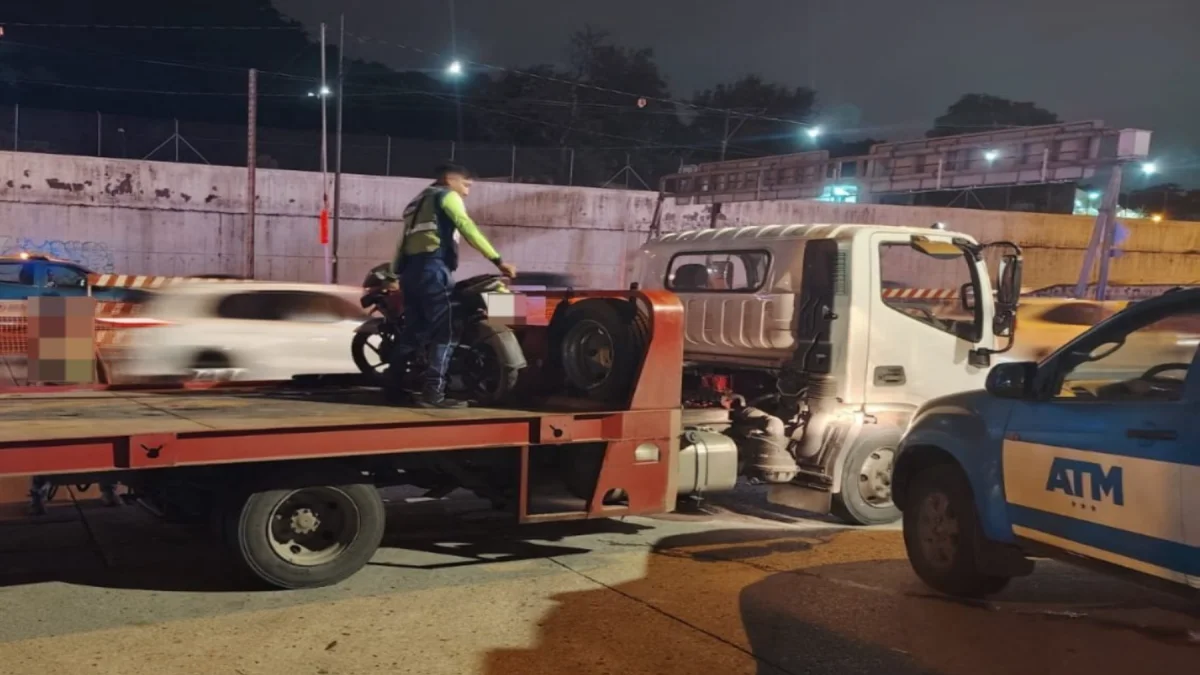ATM multa a agente grabado con la placa tapada en Guayaquil