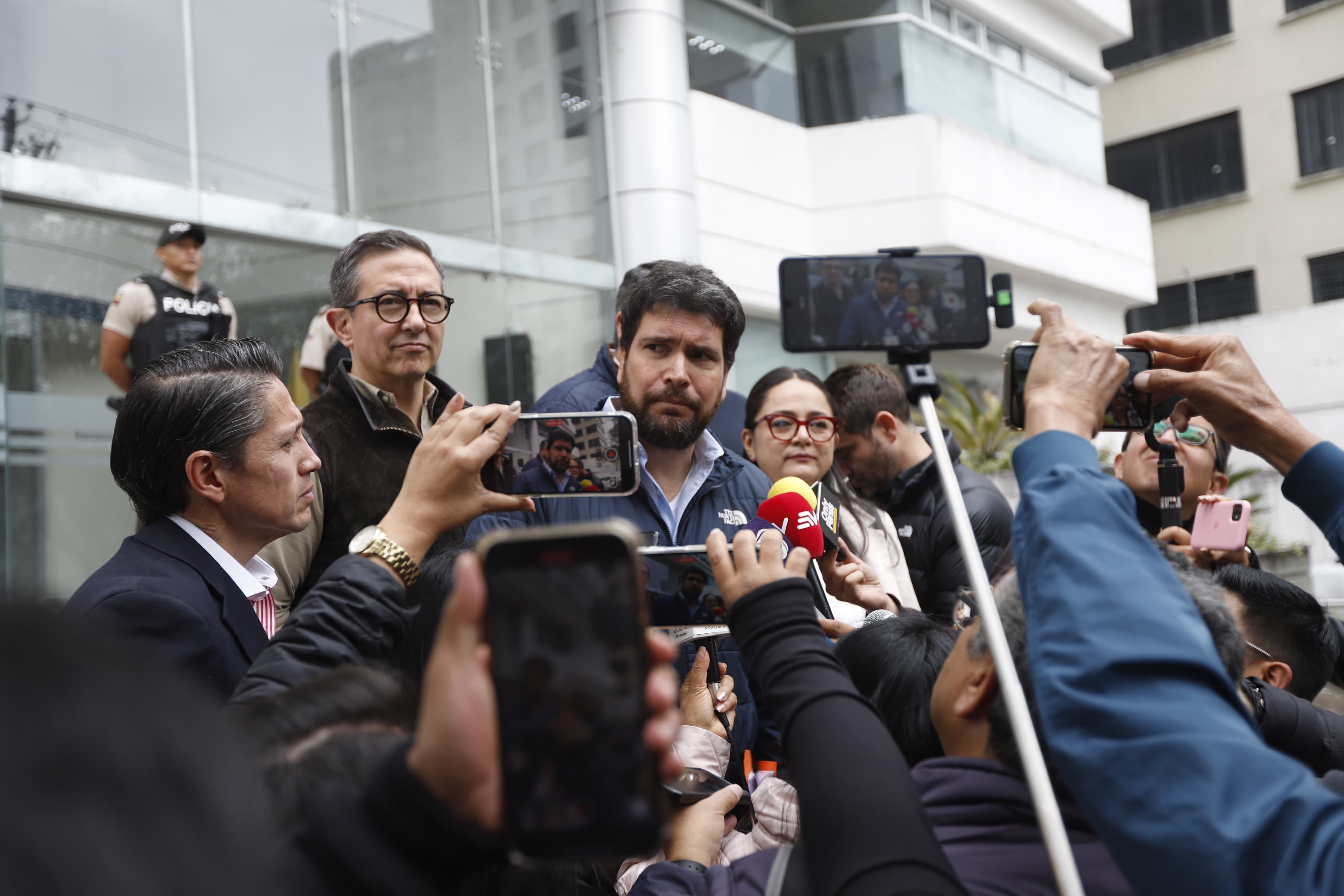 Topic presenta acción de protección; "lo que hizo el TCE es burdo, dice