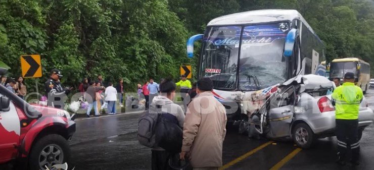 Un bus chocó contra un vehículo en la vía Alóag - Santo Domingo; hay ...
