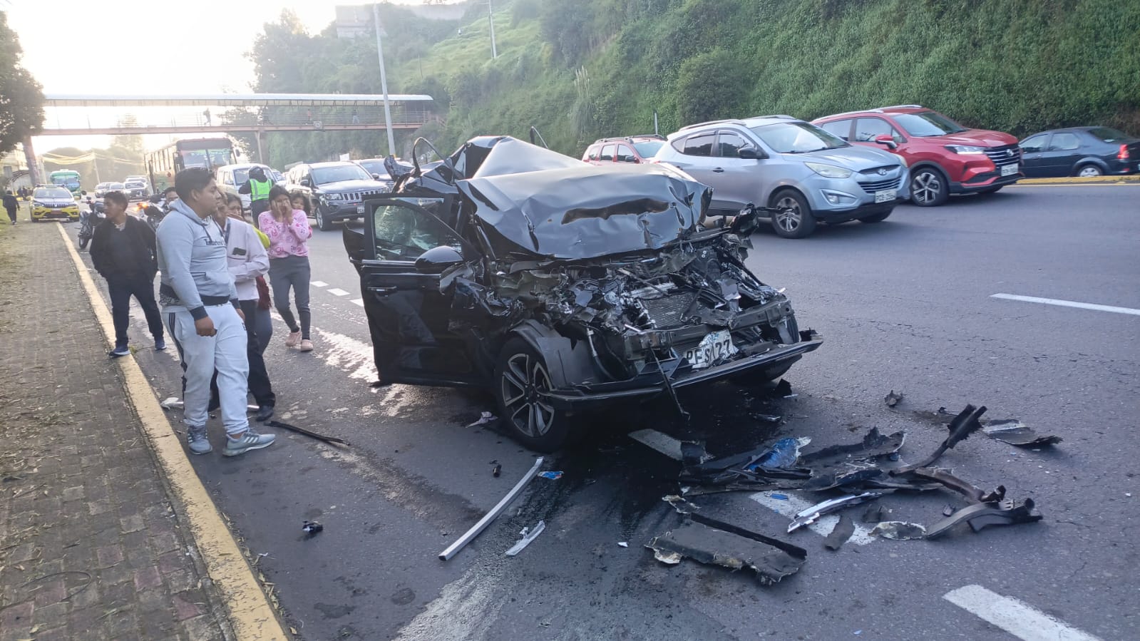 Choque entre bus y auto causa tráfico intenso en la Autopista General ...