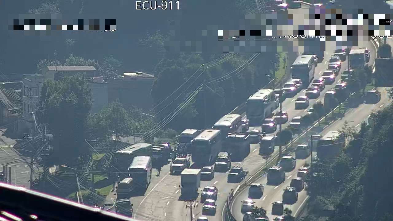 Choque entre bus y auto causa tráfico intenso en la Autopista General ...