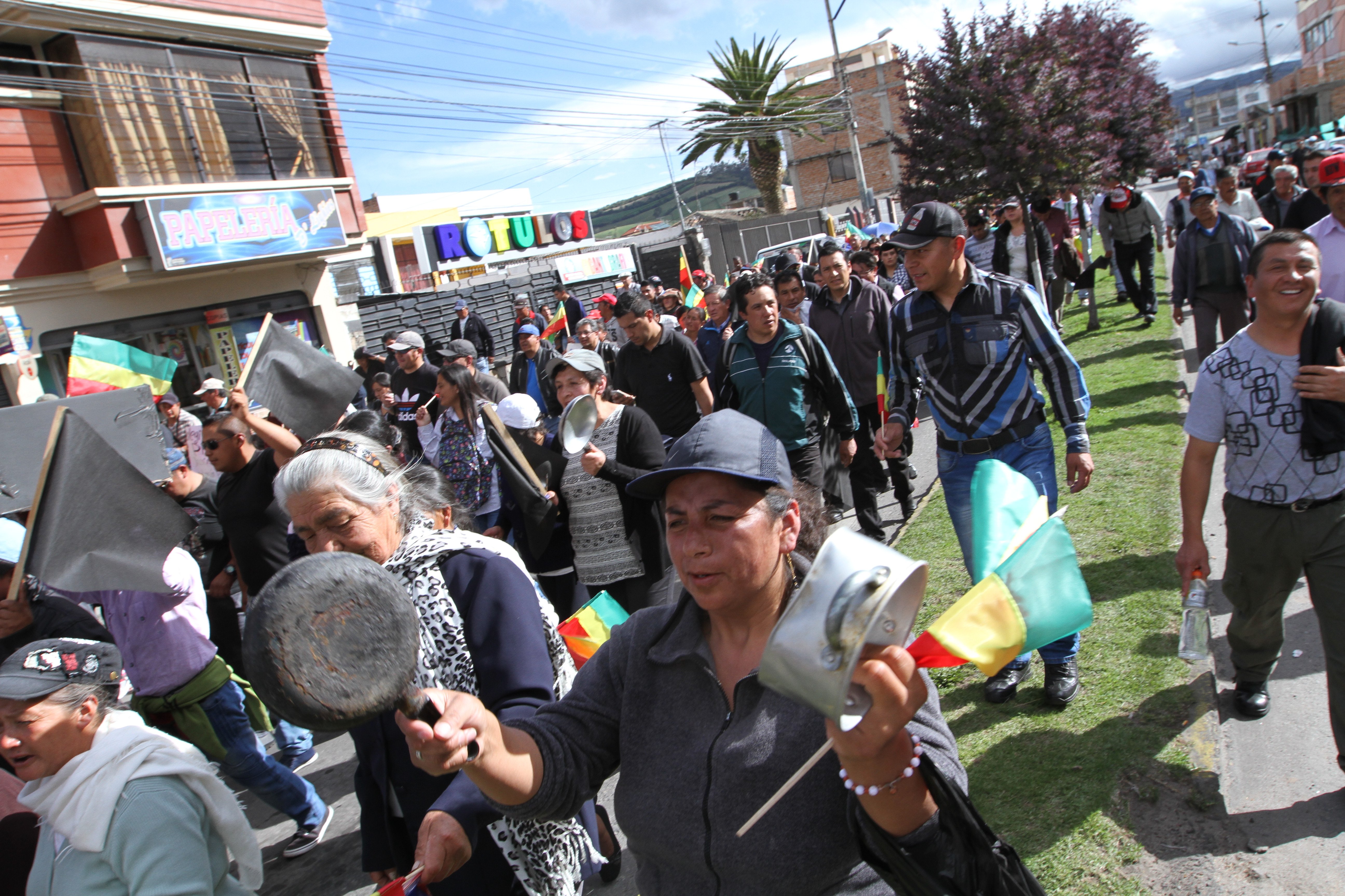 Transportistas del Carchi suspenden el paro y anuncian marcha hacia ...