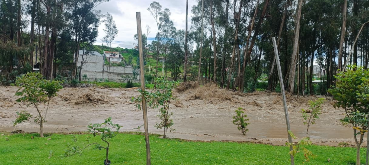 Río Yanuncay se desborda en Cuenca por lluvias; reportan alertas e ...