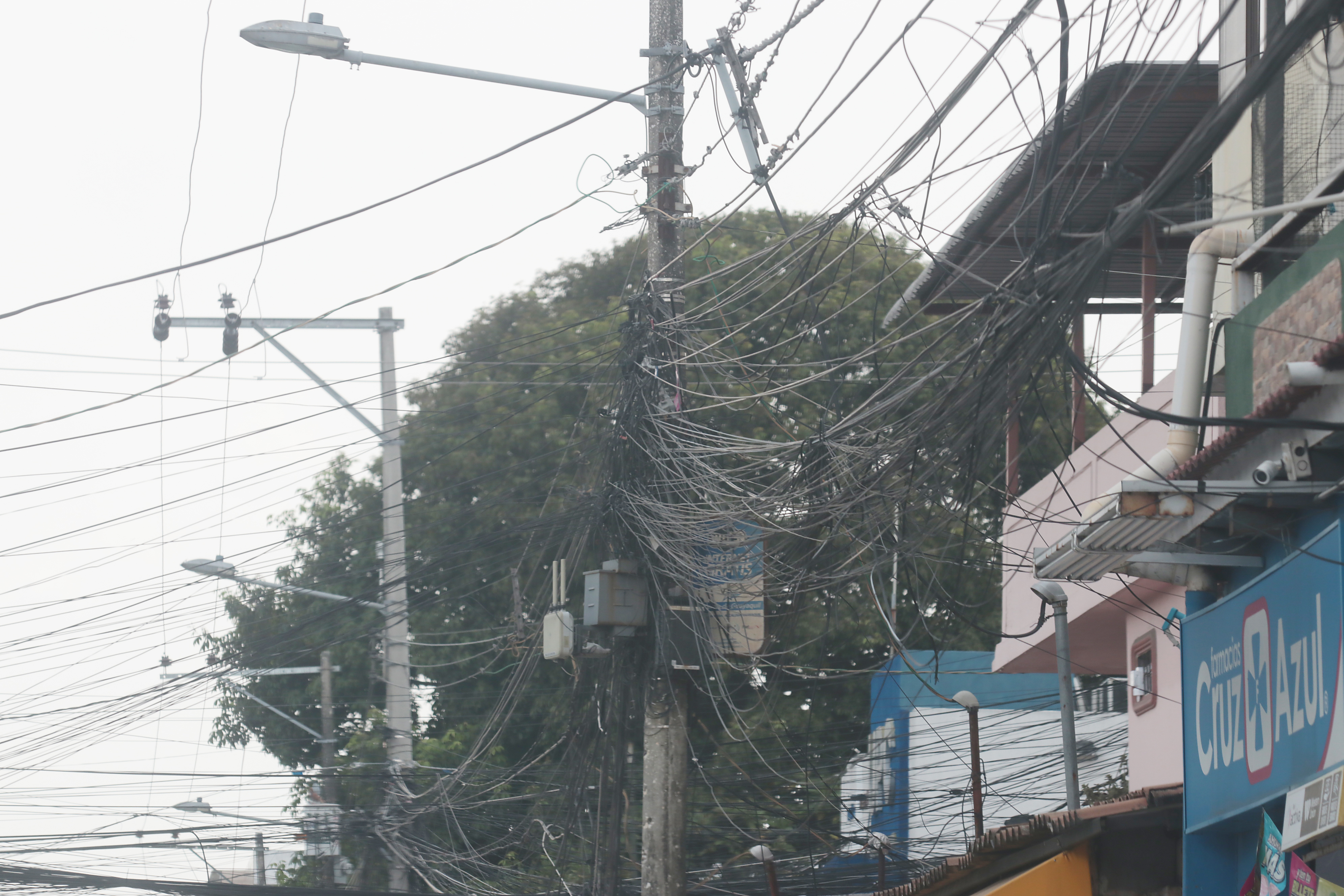 Bellavista convive con marañas de cables y postes al borde del colapso